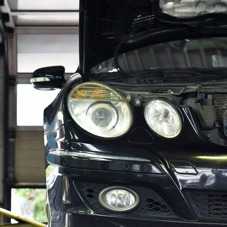 MERCEDES W211 wymiana sprężyn i przewodów hamulcowych